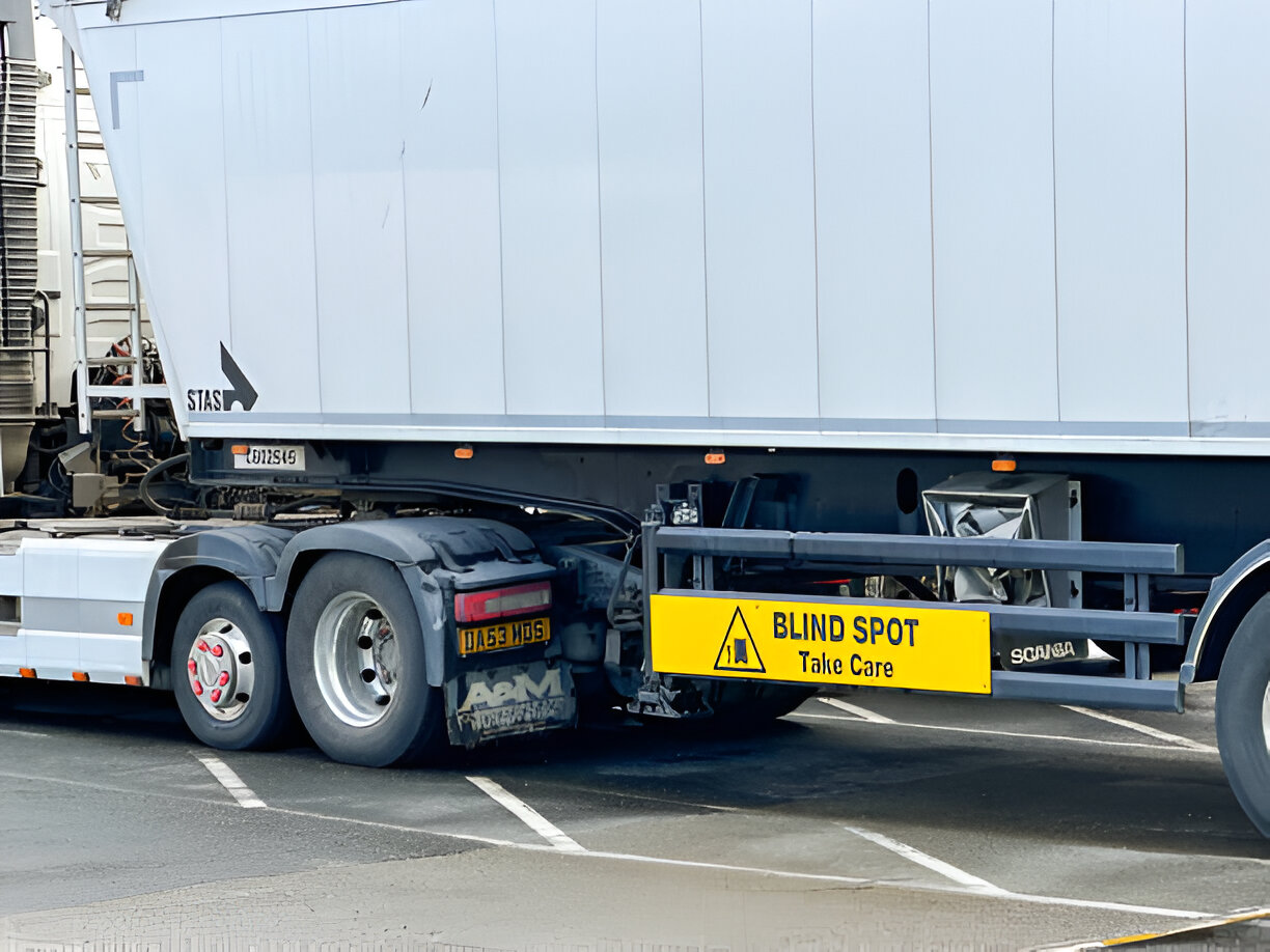 Keselamatan Terjaga! Ini Tiga Area Blind Spot pada Truk Besar - MC Group
